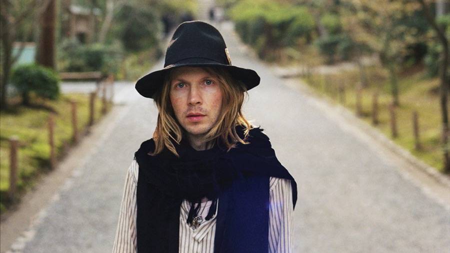 Beck e Sia in duetto per "Moonquake Lake" - Notizie - SENTIREASCOLTARE