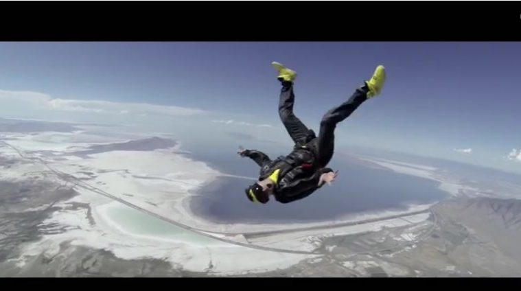 Jon James muore cadendo da un aereo. Stava girando un videoclip ...