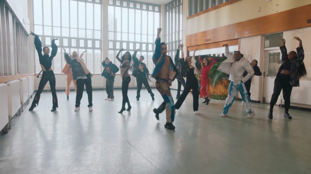 I Jungle celebrano la vita con il ballo: il videoclip in pianosequenza ...