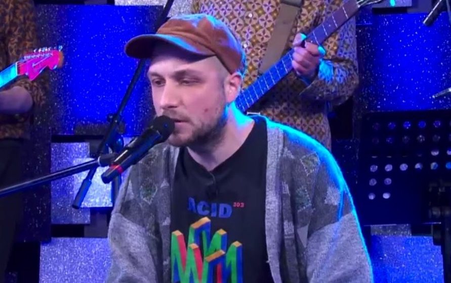 Niccolò Contessa fa cabaret da Lundini con una “canzone inedita ...