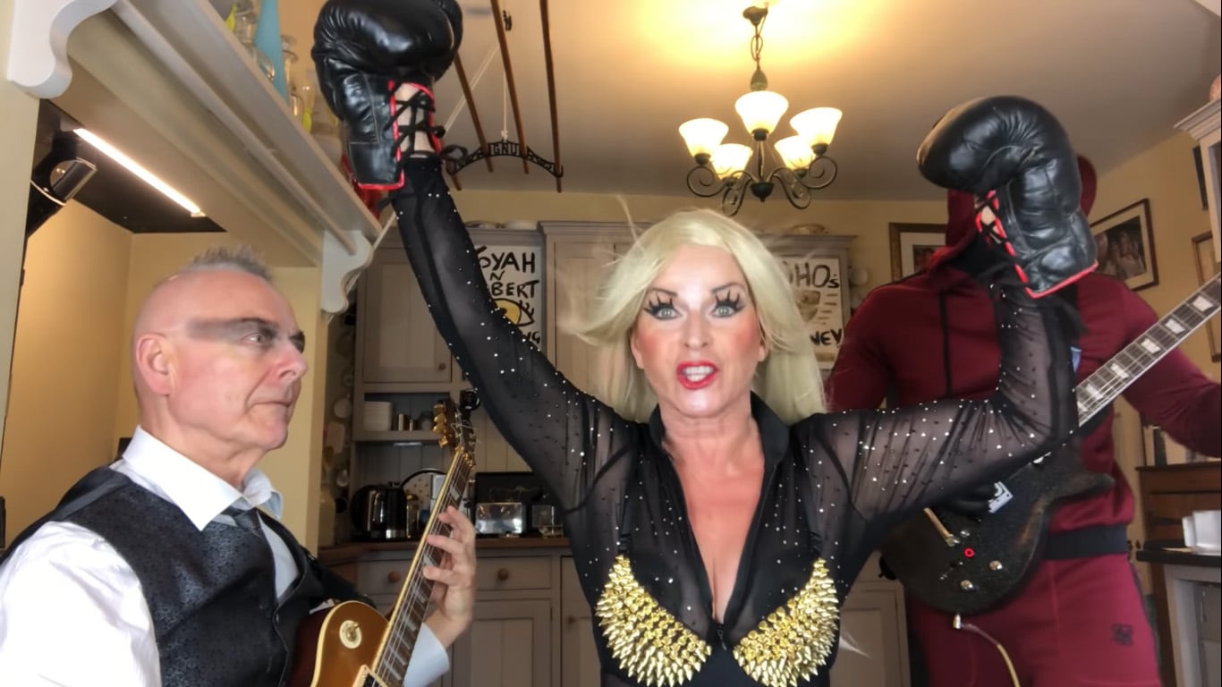 Fripp & Toyah. La cover di "Eye Of The Tiger", il back stage e la bonus ...