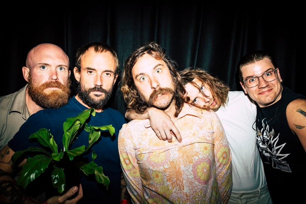 Idles. La cover di “Mood Swings” di Little Simz (che cita i Chemical ...