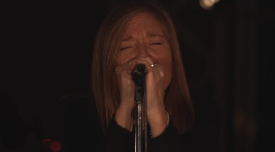 Beth Gibbons canta “Floating On a Moment” negli studi di BBC 6 Music ...