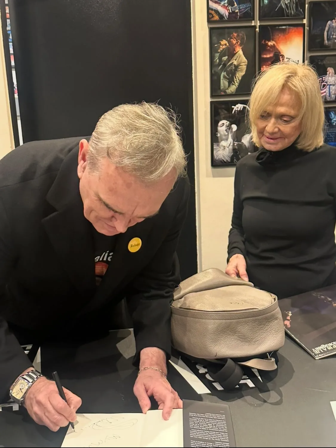 Morrissey e Rita Pavone. Il bacio della "Musa" al Fabrique - Notizie ...