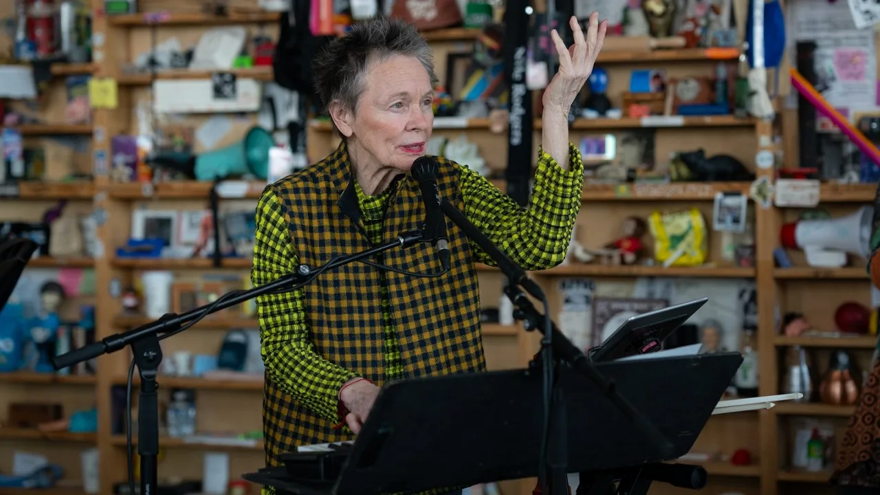 Laurie Anderson al Tiny Desk. Una performance commovente - Notizie ...